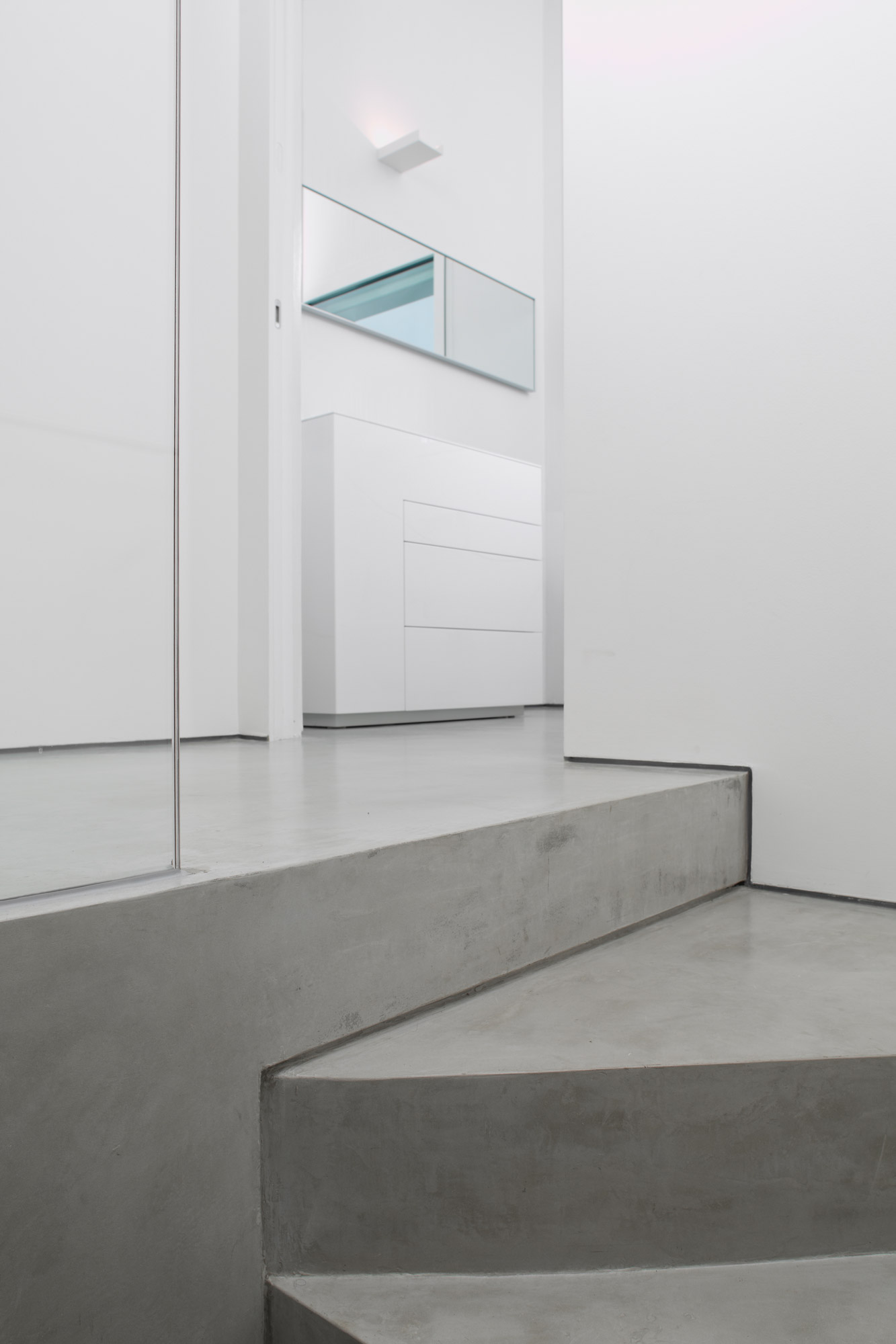 Better a microcement floor or a resin coating?