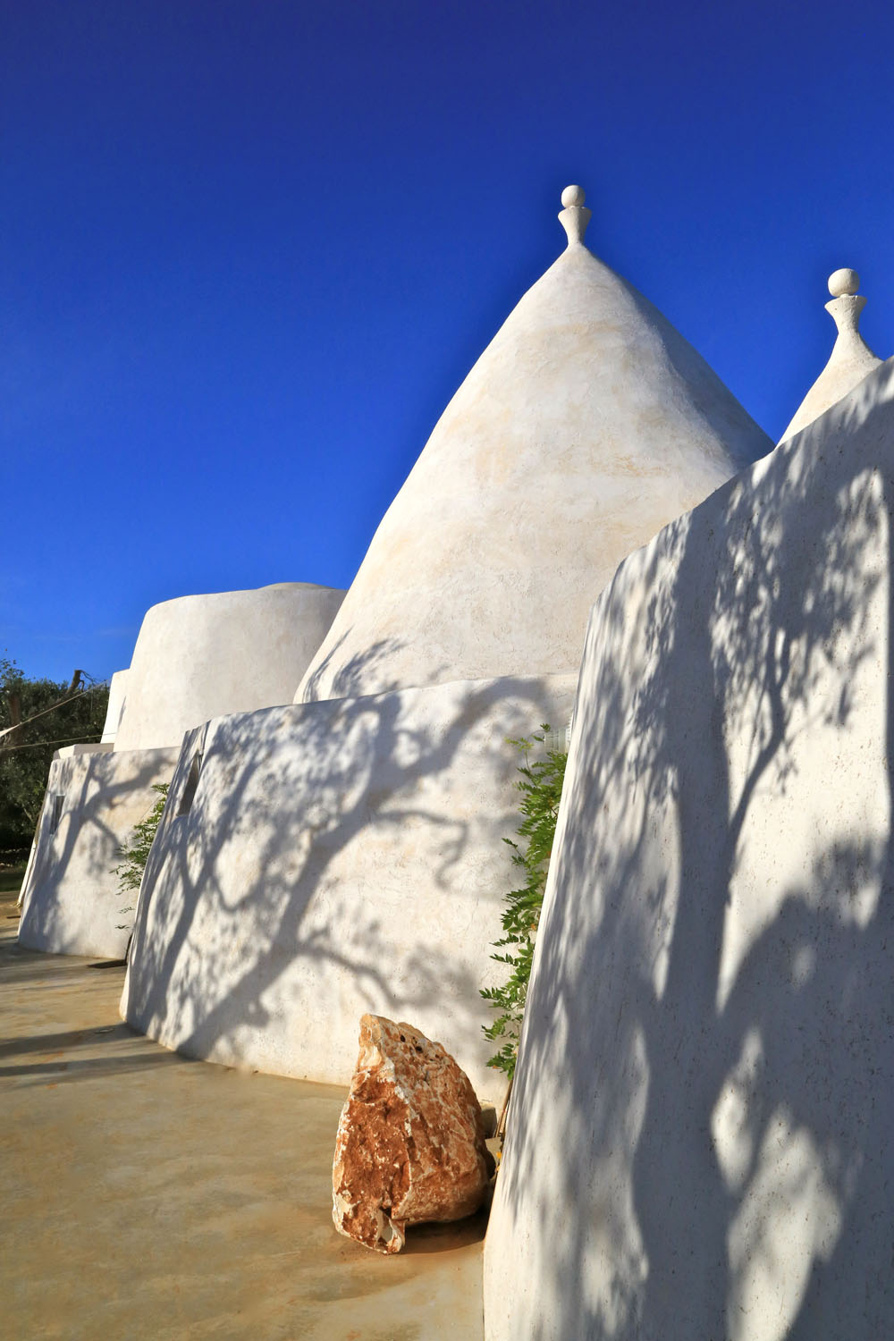 A trullo in Ostuni: the cloud effect concrete blending elegance with ...