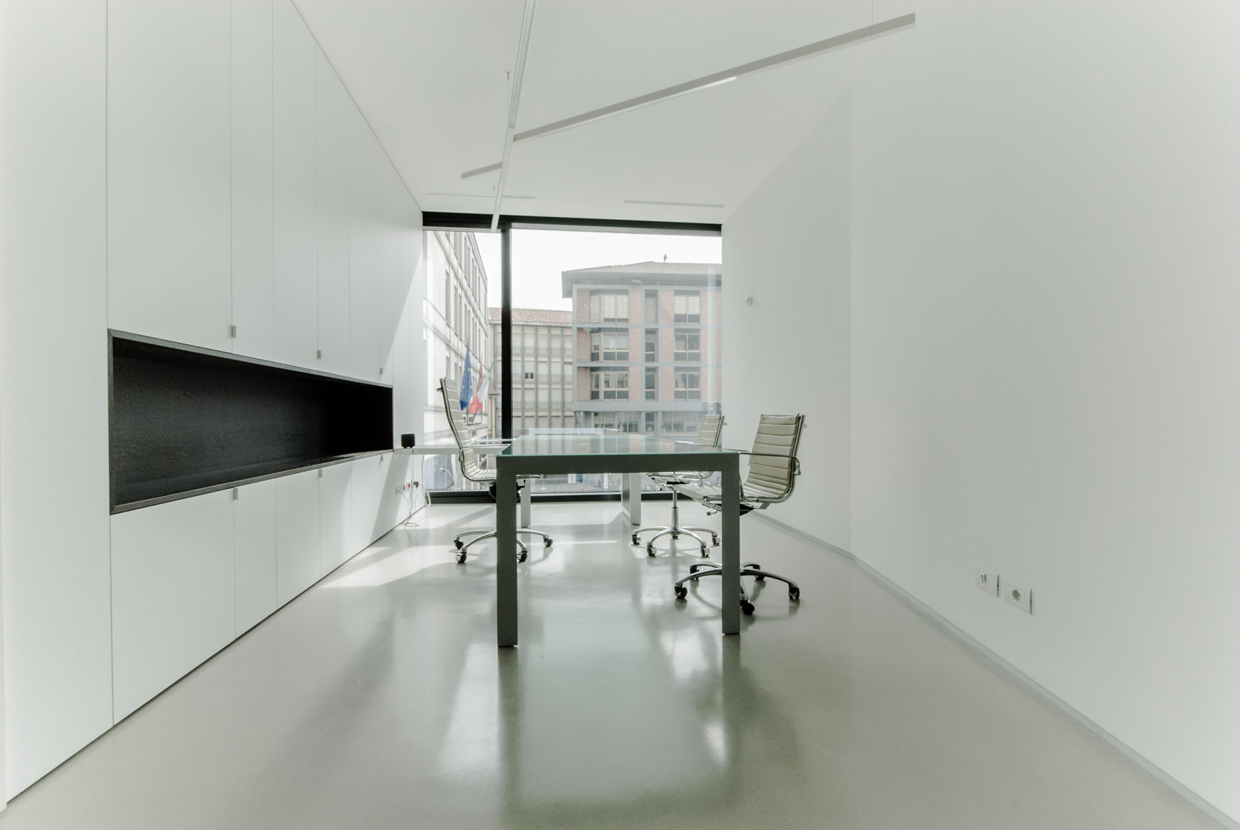 Boffa & associates Office: a minimalist style with microtopping - Ideal ...