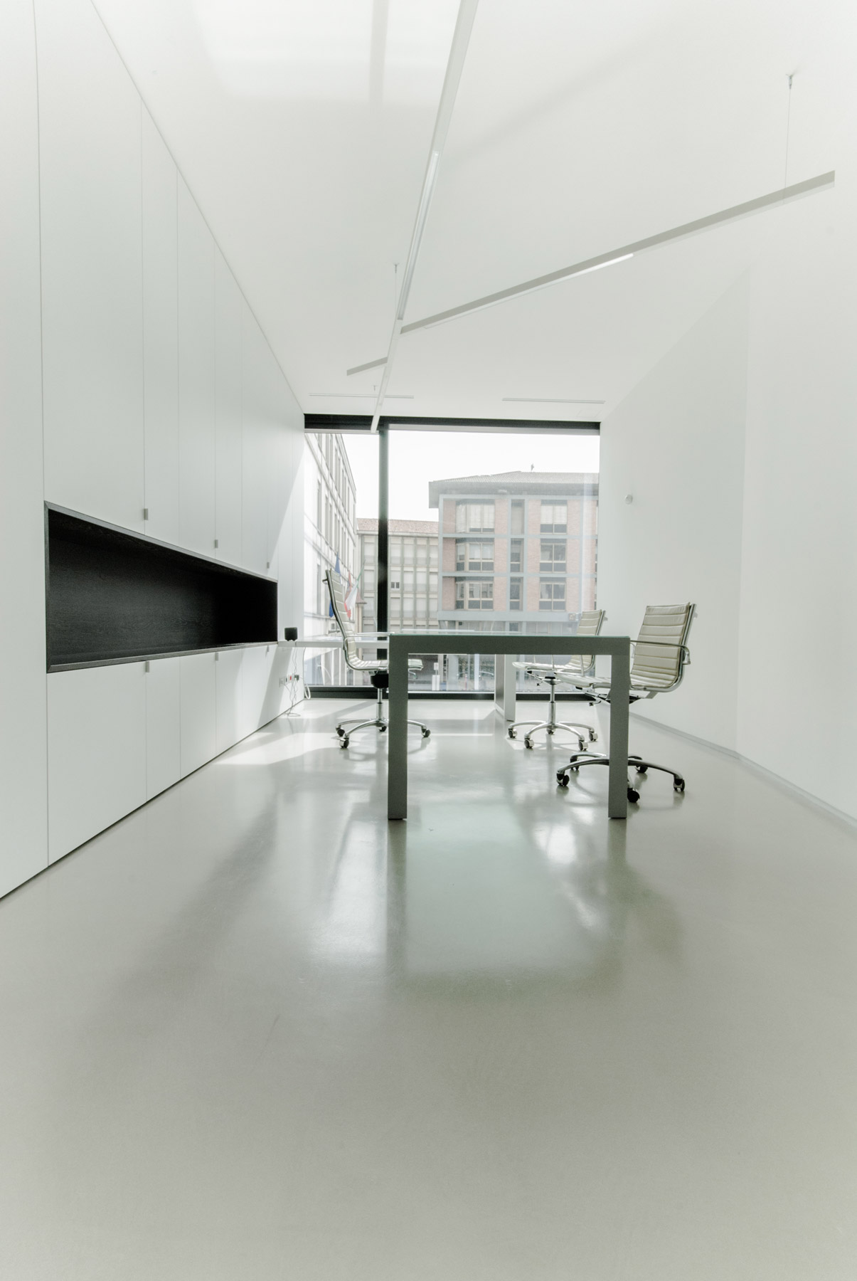 Boffa & associates Office: a minimalist style with microtopping - Ideal ...