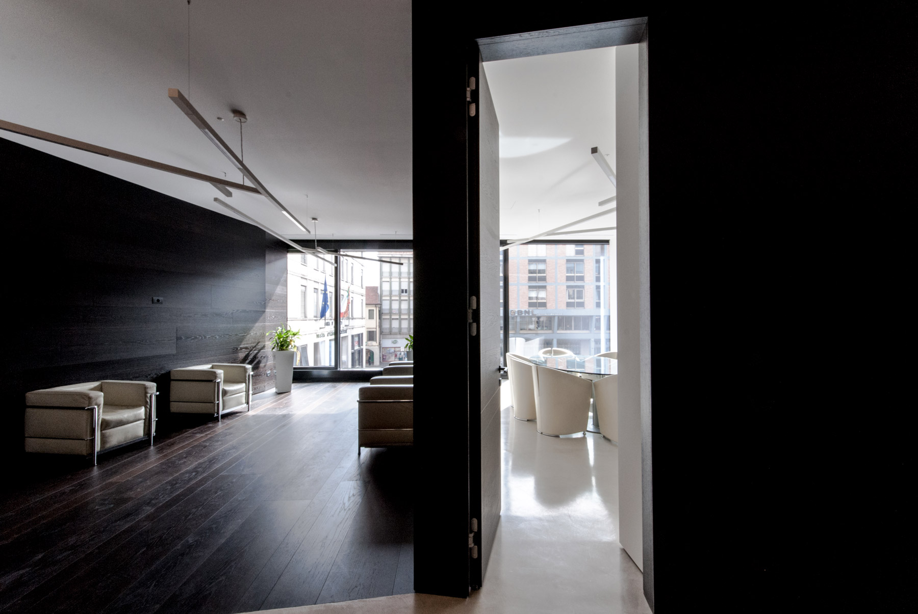 Boffa & associates Office: a minimalist style with microtopping - Ideal ...