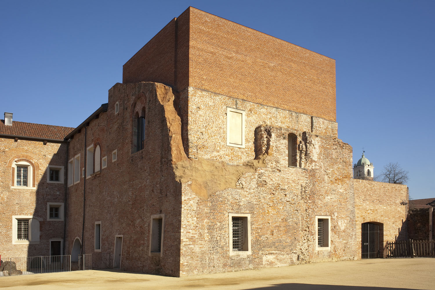 Castle in Novara - Idealwork: concrete finishes for internal and ...