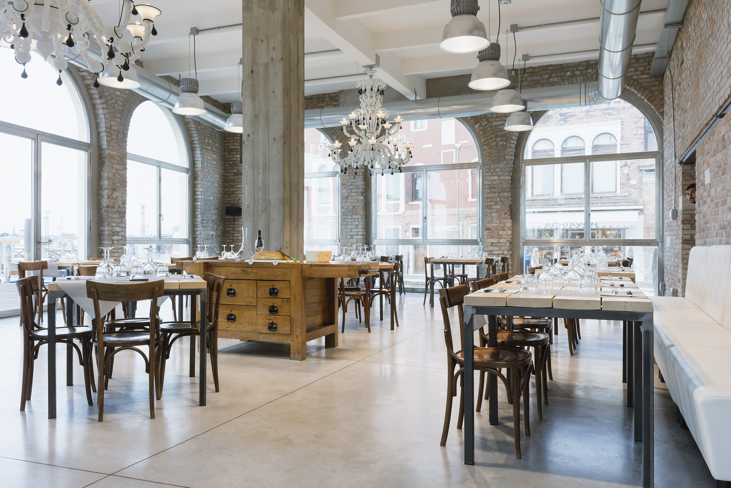 Versus Meridianem: From glasswork to industrial chic restaurant ...
