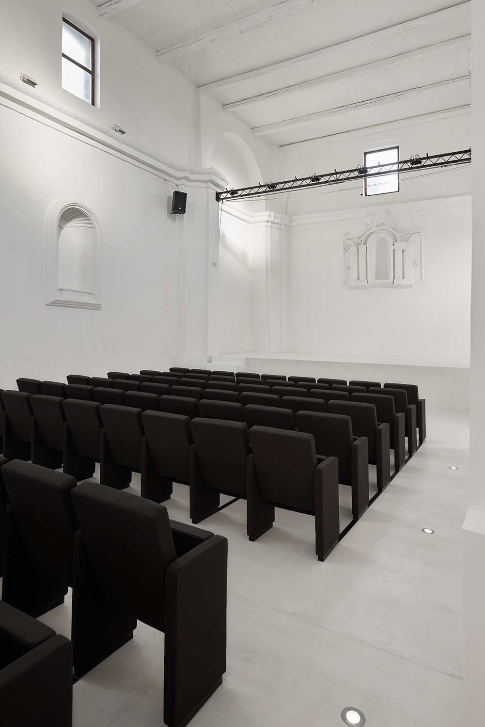 Contemporary auditorium inside a sixteenth-century church - Idealwork ...