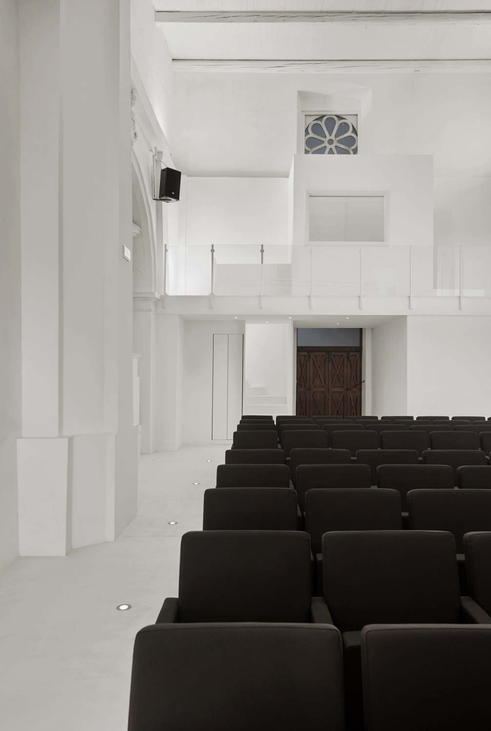 Contemporary auditorium inside a sixteenth-century church - Idealwork ...