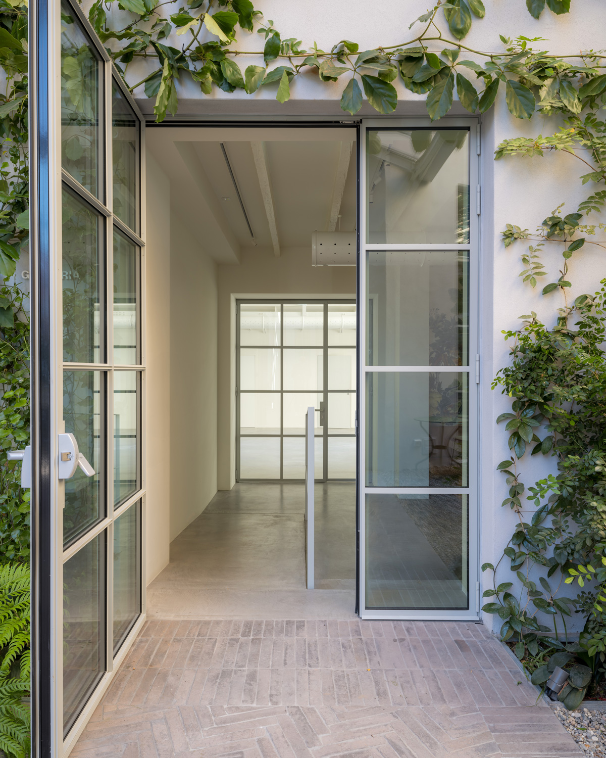 Fondazione Officine Saffi in Milan - Idealwork: concrete finishes for ...
